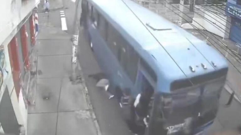 Pasajero sobrevive al caer de un bus que circulaba a exceso de ...